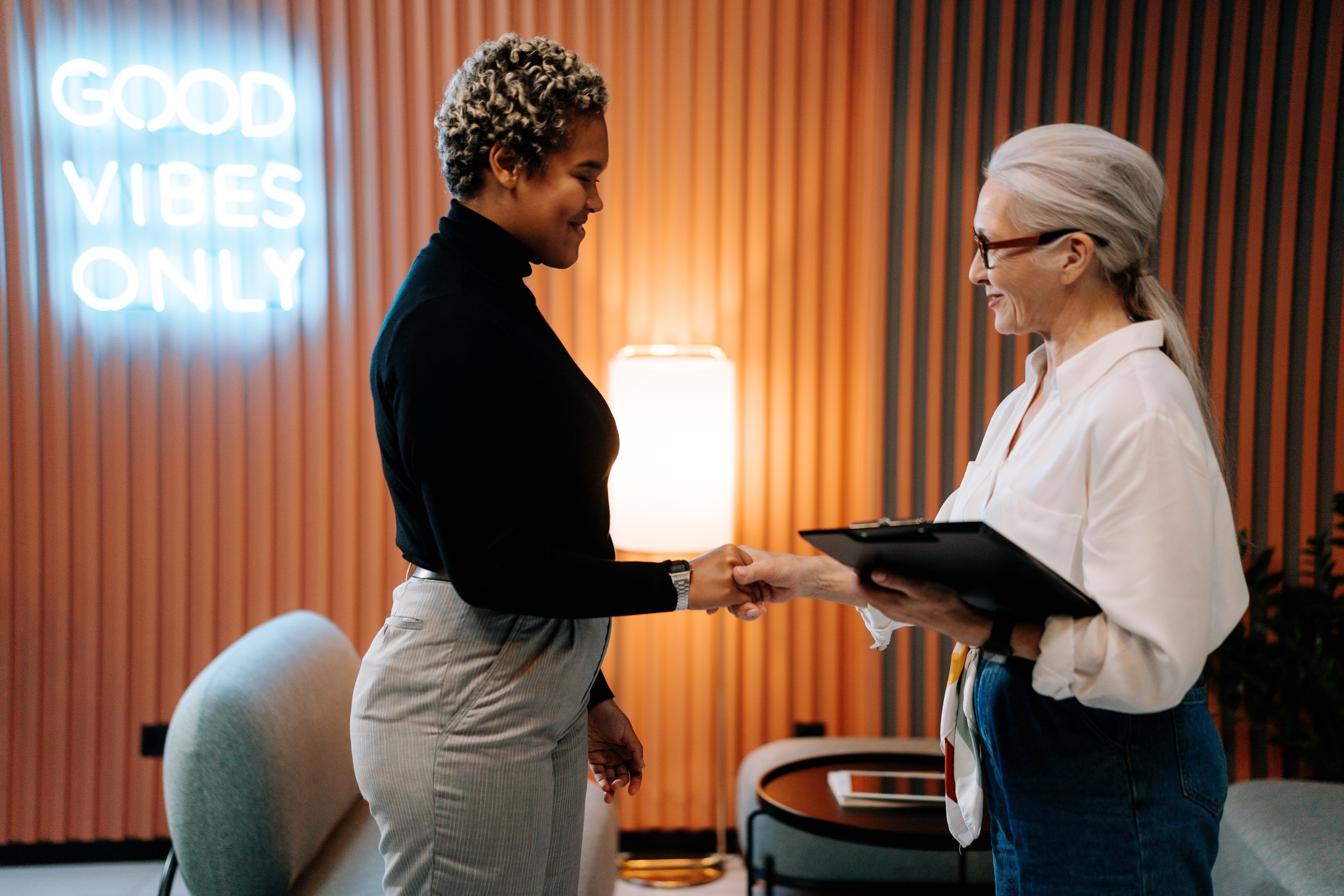 What is the role of an HR recruiter?